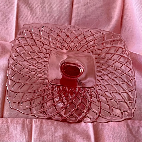 L.E.Smith | Dining | Le Smith Trellis Square Rose Pink Vng Pedestal ...